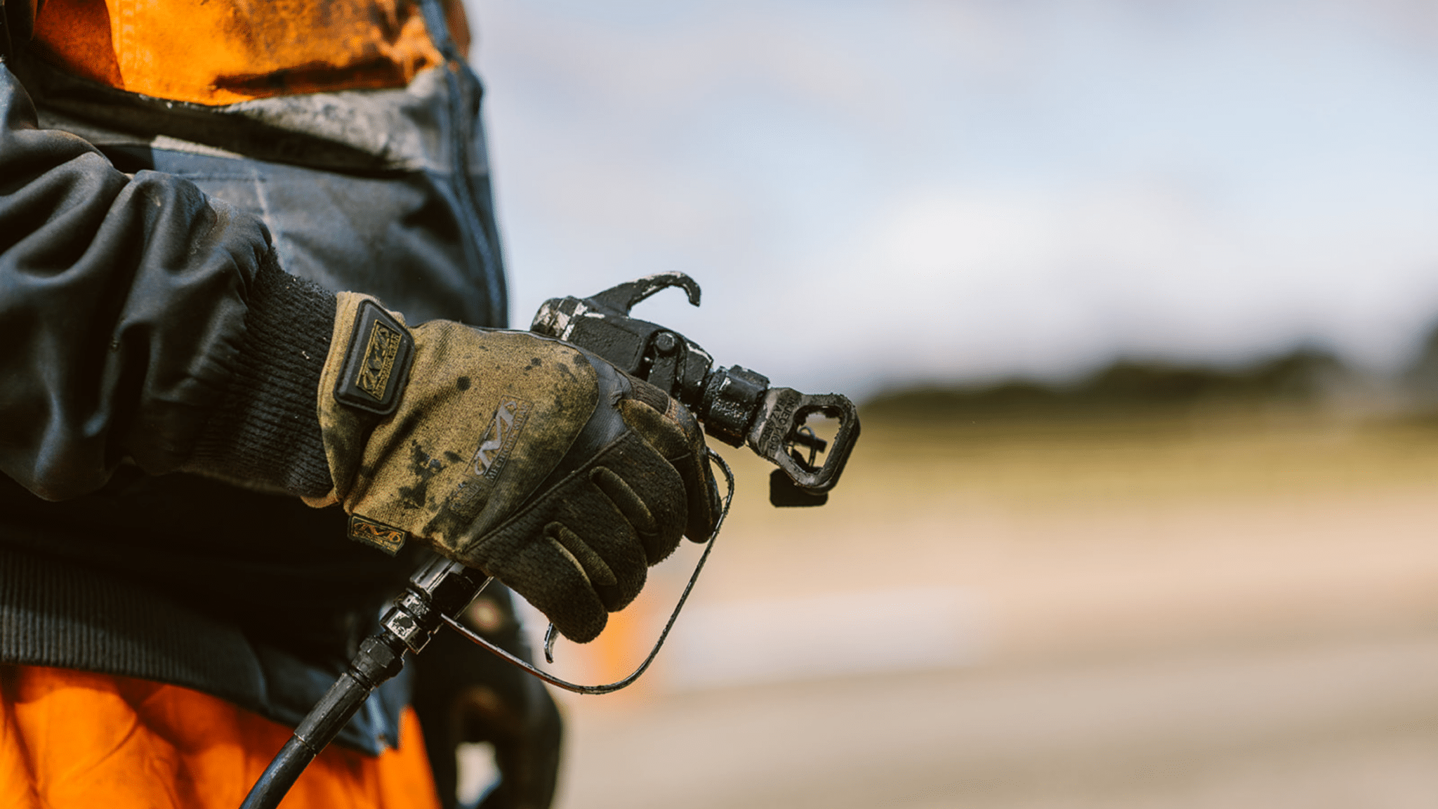 How to apply an etch primer on steel fences?